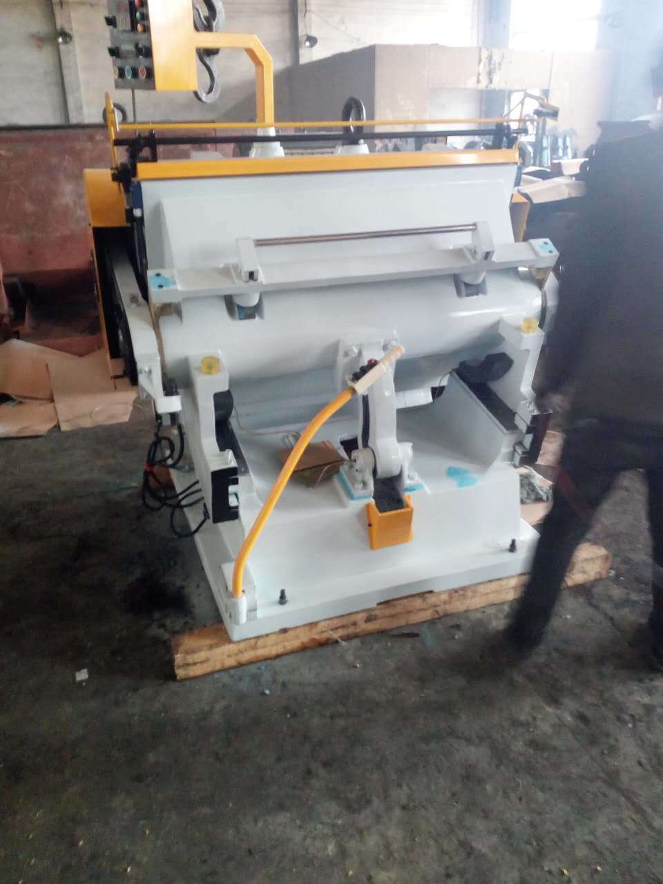Corrugated Flute Box Die-Cutting Machine